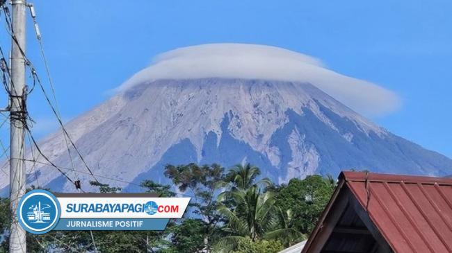 Viral Fenomena Gunung Semeru Bertopi Awan, BPBD Ingatkan Masih di Level ...
