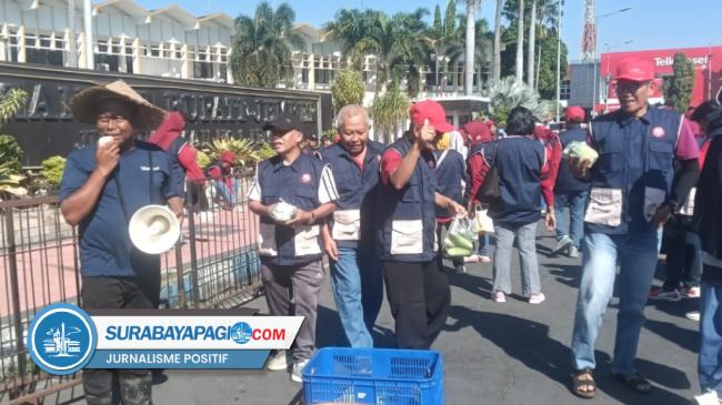 Harga Terjun Bebas, Petani di Jember Bagi-bagi Dua Kuintal Timun Gratis ...