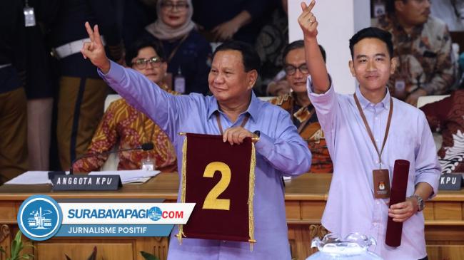 Dapat Nomor Urut 2, Prabowo-Gibran Angkat Tangan Simbol Jari Peace dan ...